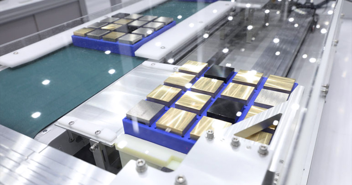 「重量変化に自動追従」揺れない高速搬送の技術 | ソリューション | オムロン制御機器